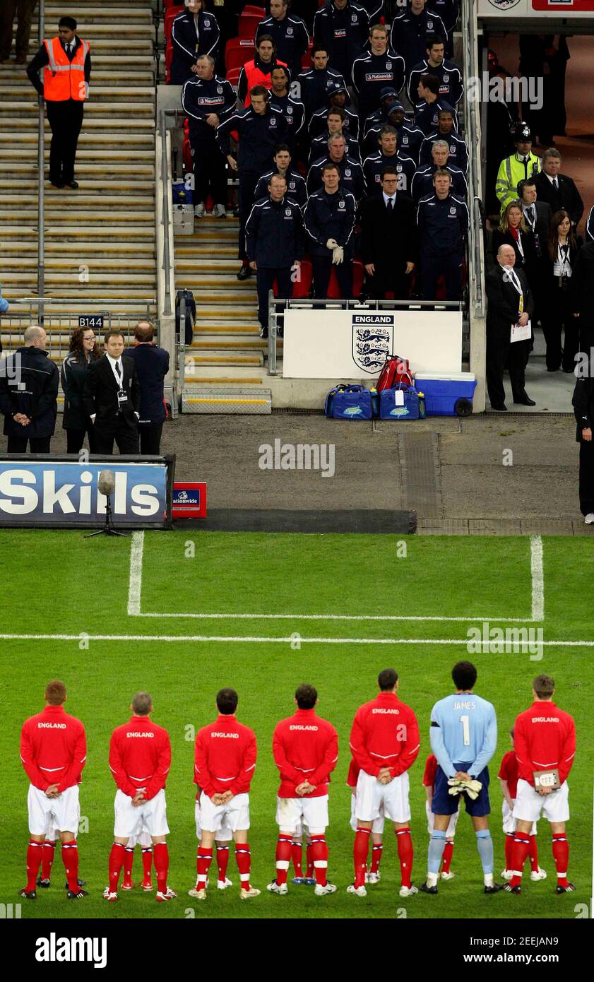 England players and staff line up hi-res stock photography and images ...