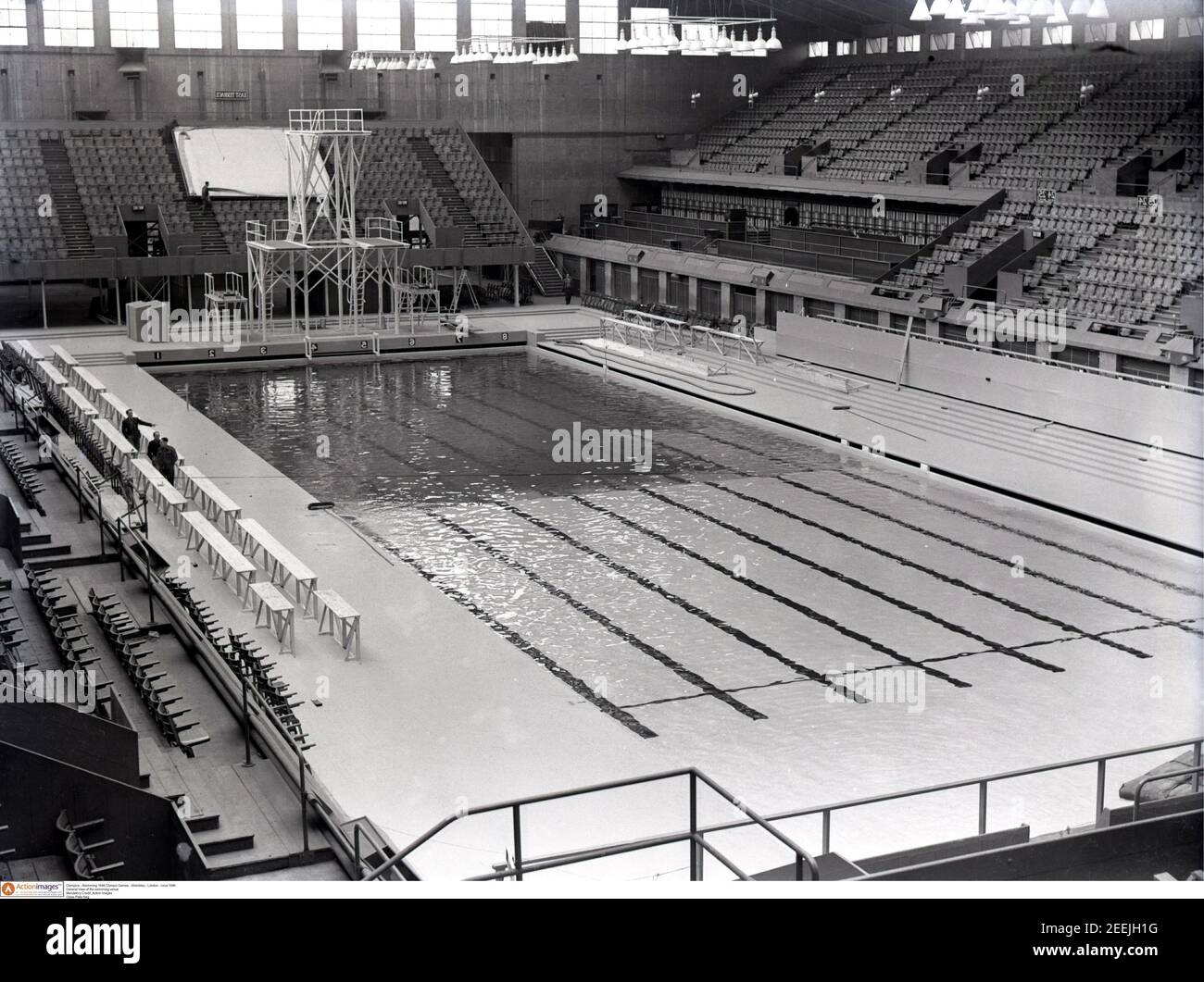 Glass swimming pool london hi-res stock photography and images - Alamy