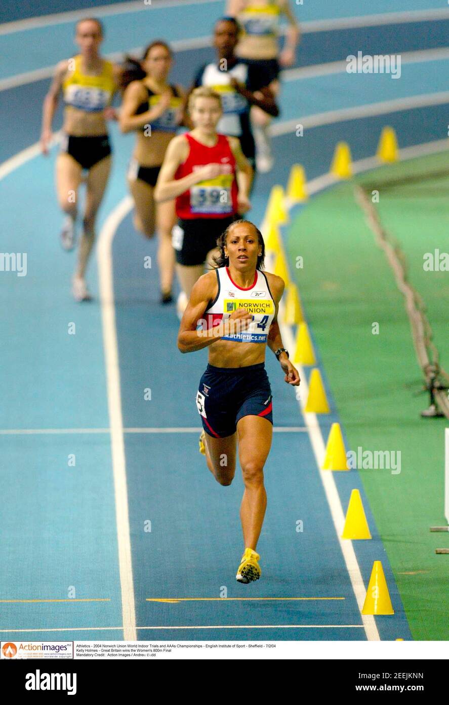 Kelly holmes wins the womens 800m final hi-res stock photography and ...