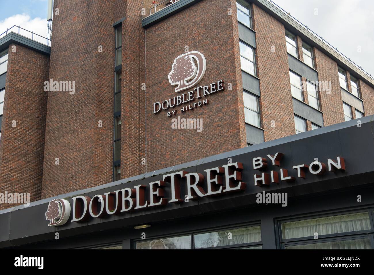 Hilton hotel logo sign hi-res stock photography and images - Alamy