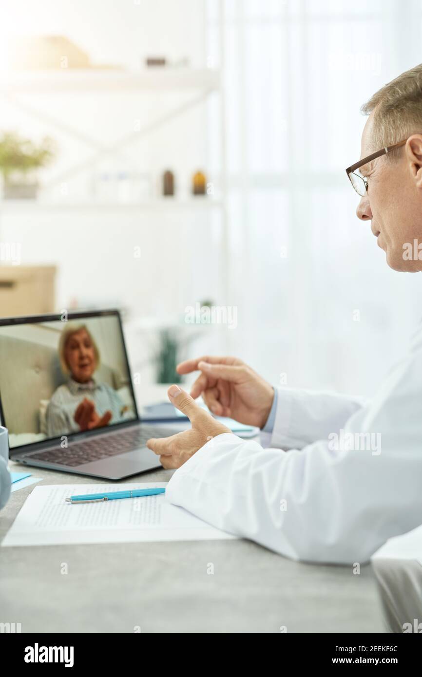Vertical video patient medical specialist hi-res stock photography and ...