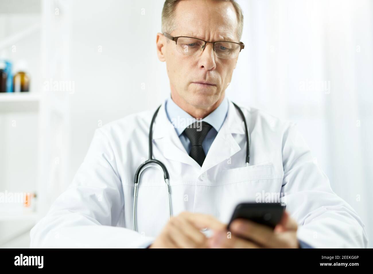 Texting therapist mobile phone hi-res stock photography and images - Alamy