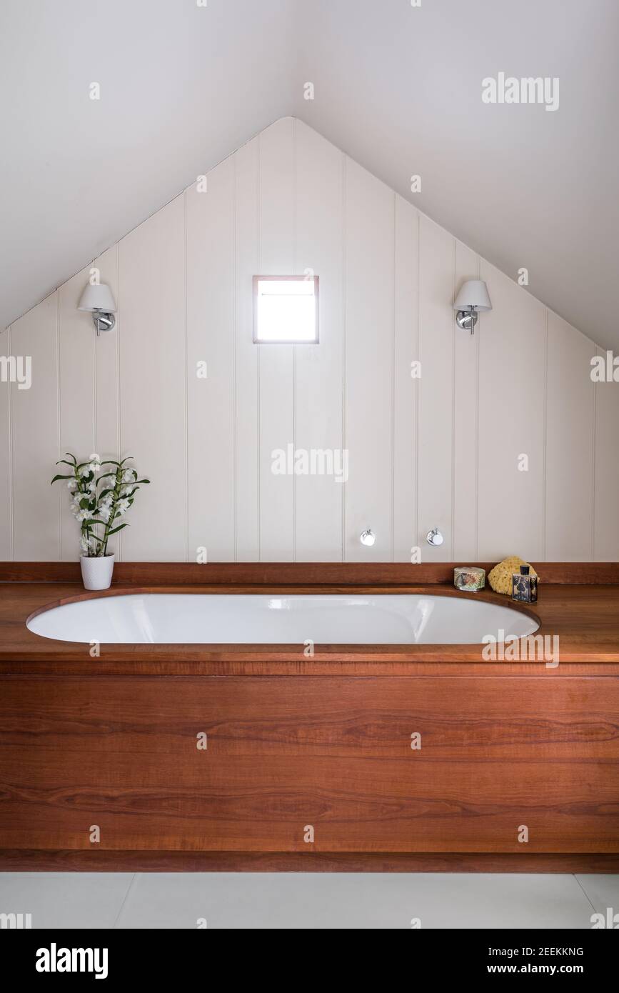 Bath with wooden surround hi-res stock photography and images - Alamy