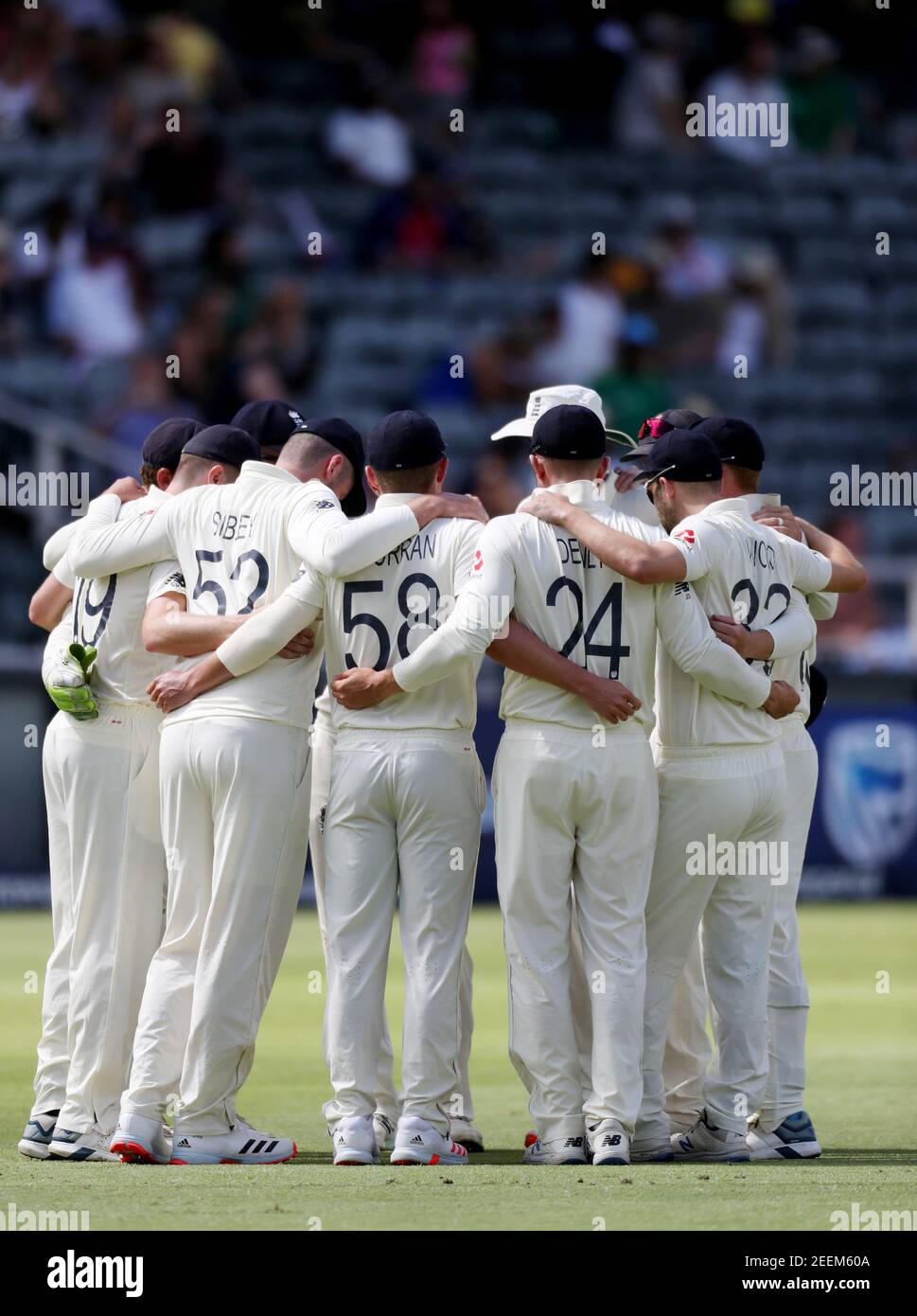 Cricket huddle hi-res stock photography and images - Alamy