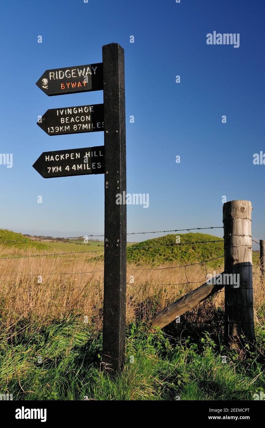 Walking distances sign hi-res stock photography and images - Alamy