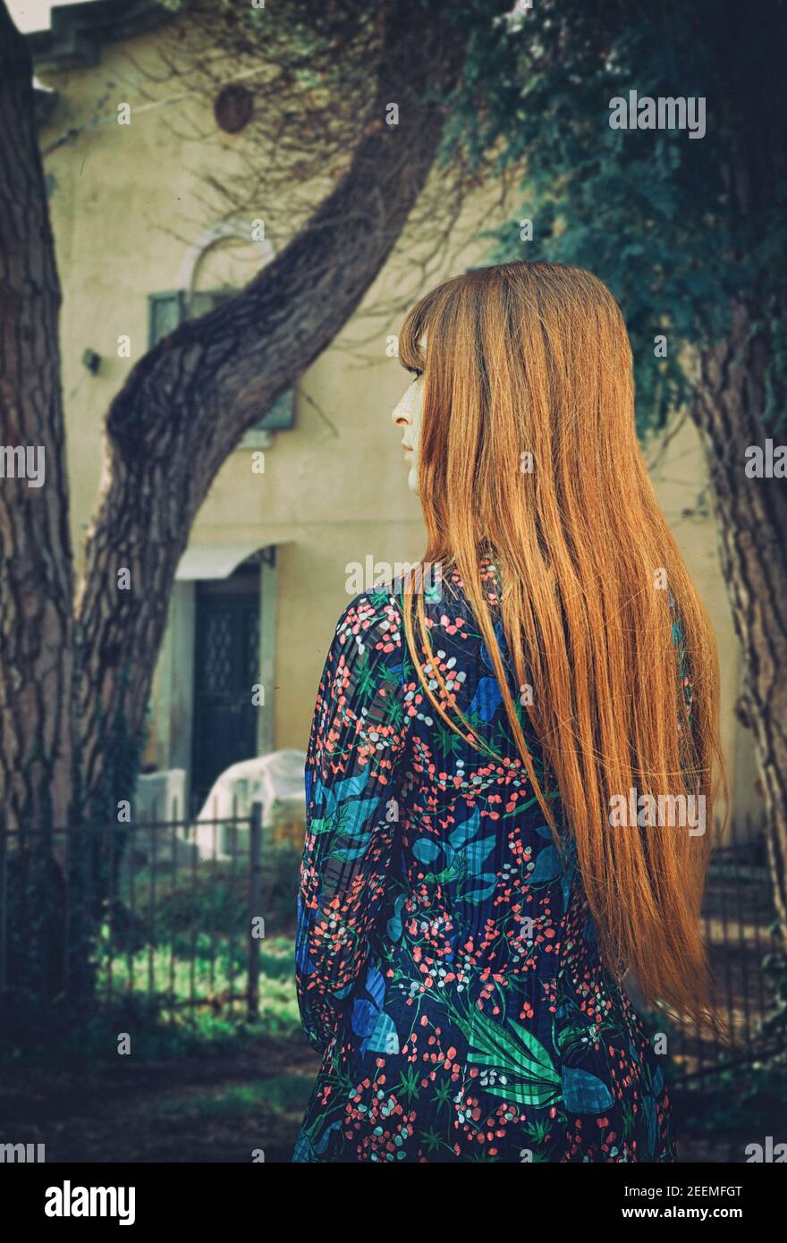 Red hair back woman hi-res stock photography and images - Alamy