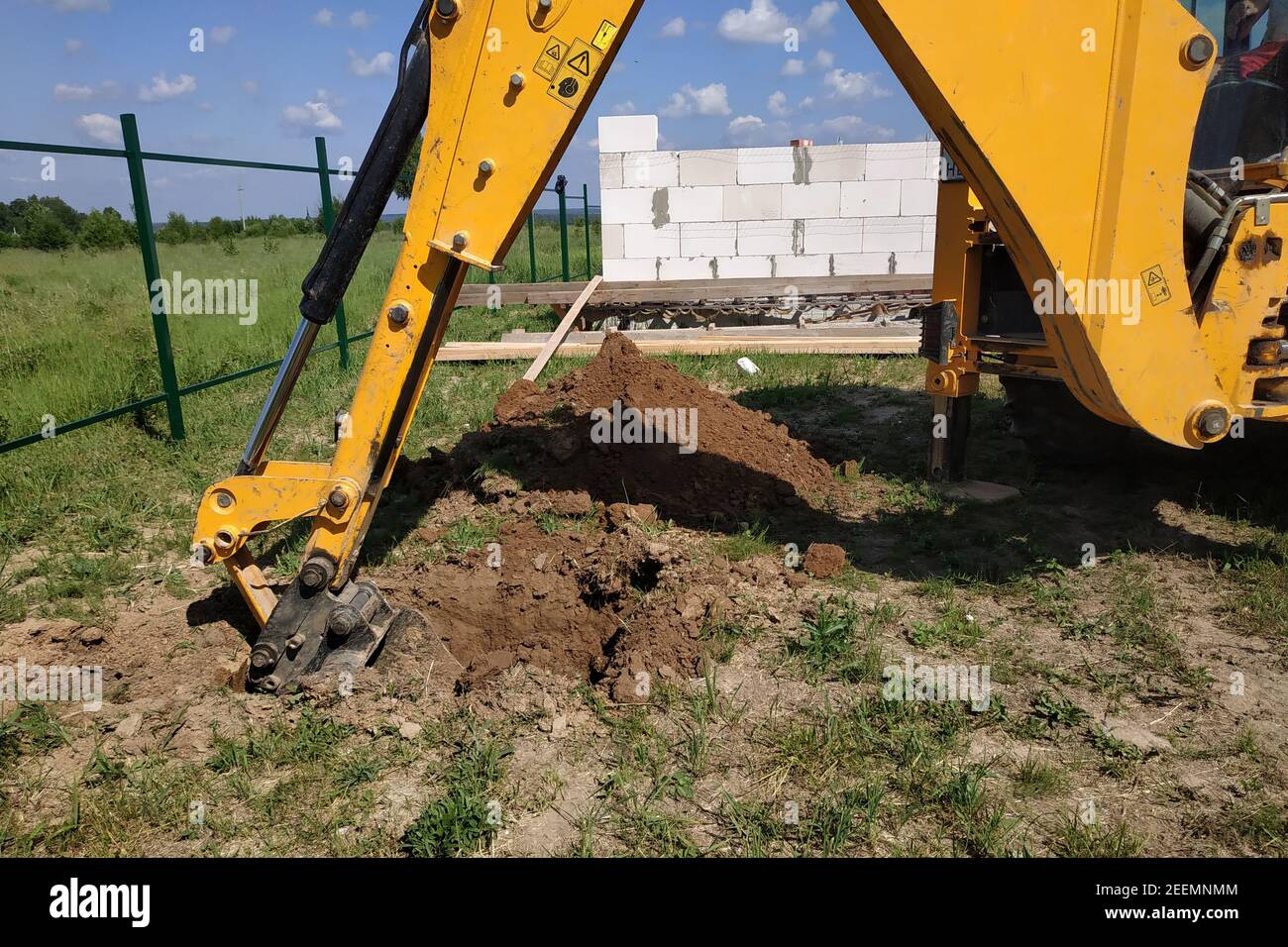 Excavator digs ground foundation hi-res stock photography and images ...