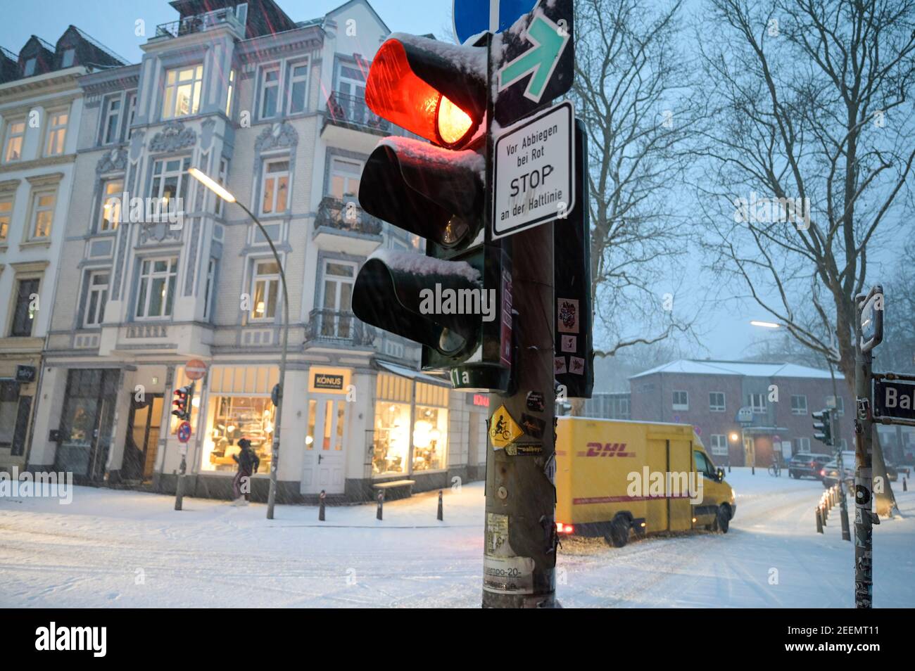 GERMANY, Hamburg, winter, snow, red traffic light, yellow DHL vehicle ...