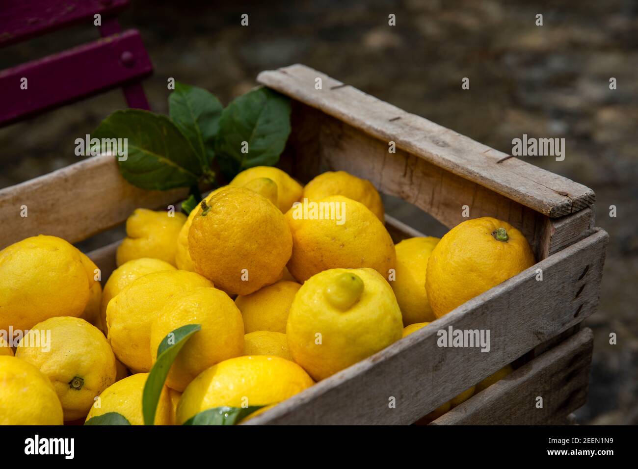 Wooden crate of lemons Stock Photo - Alamy