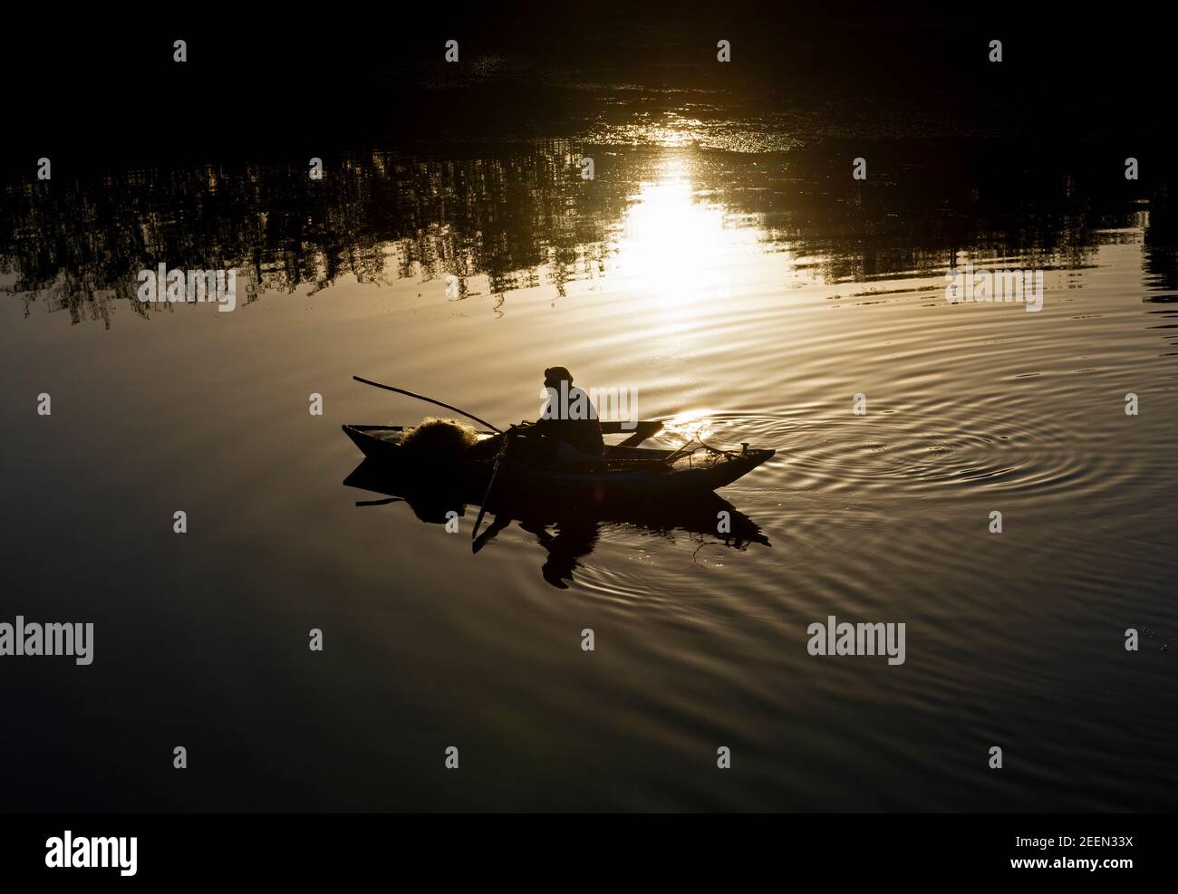Silhouette of traditional egyptian bedouin fisherman in rowing boat on ...