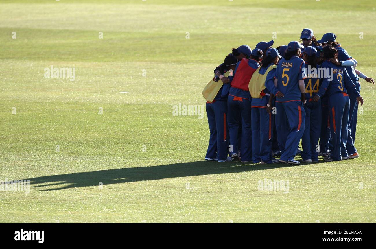 India form a huddle before play hi-res stock photography and images - Alamy