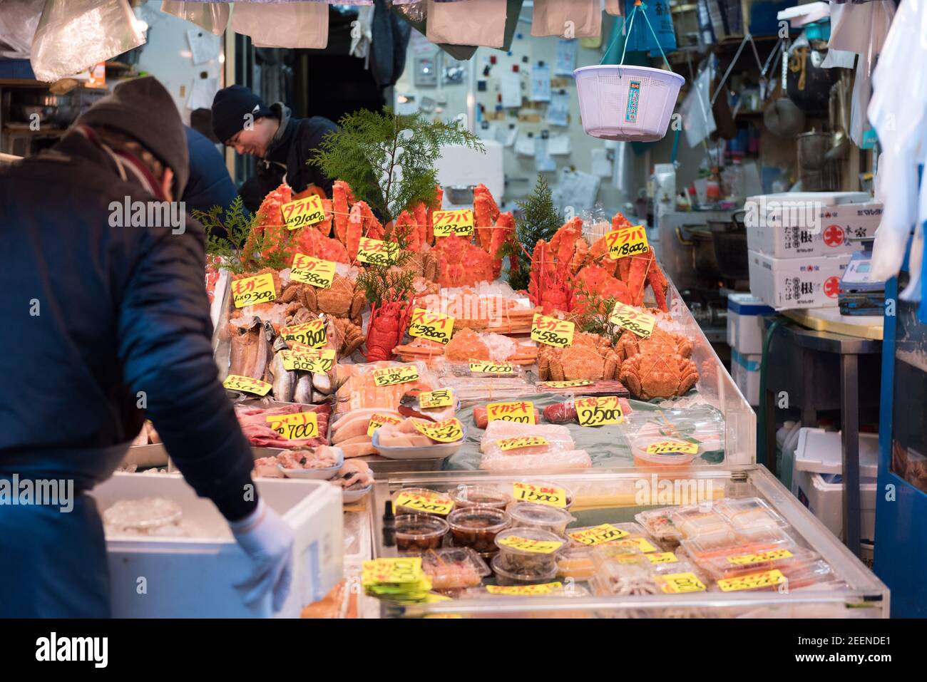 Seafood food stall tsukiji hi-res stock photography and images - Alamy