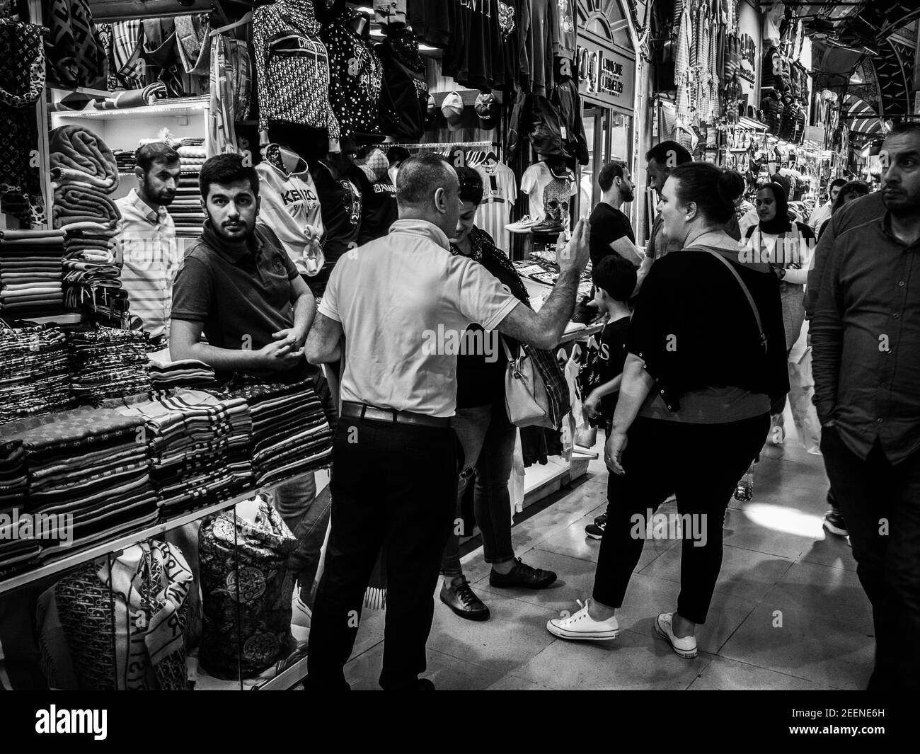 Market black and white photography hi-res stock photography and images ...