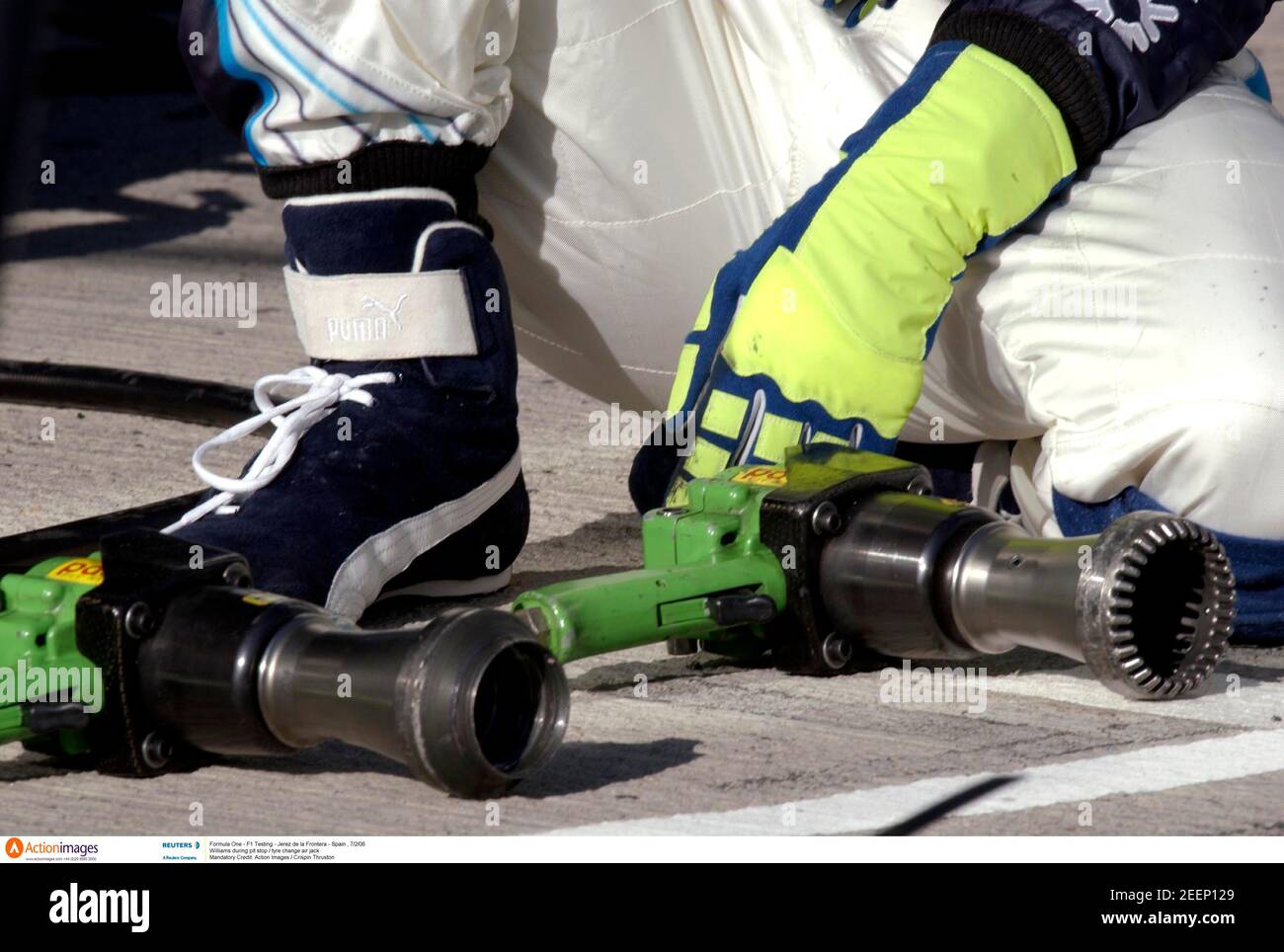 F1 tyre change hi-res stock photography and images - Alamy