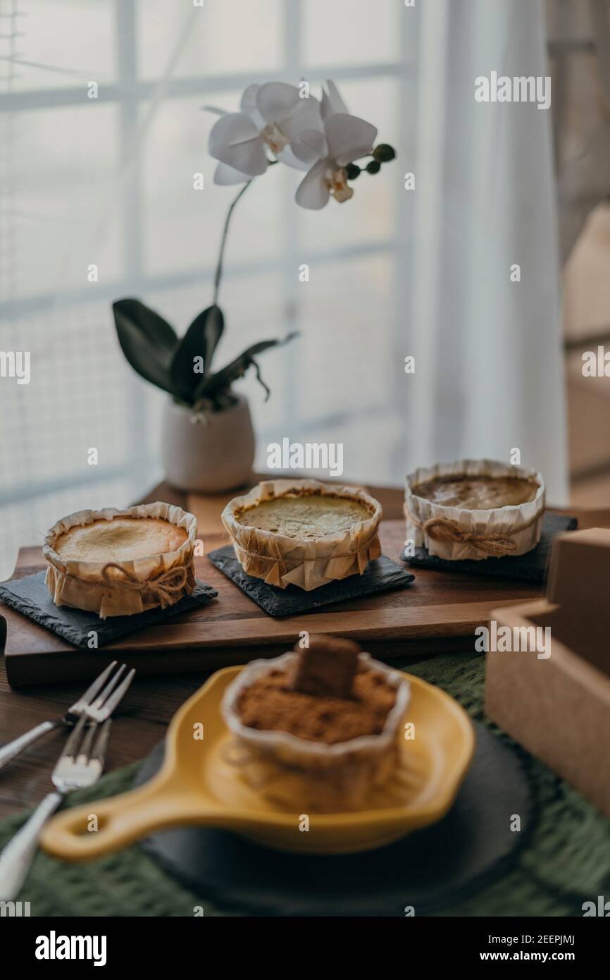 Round cheesecake hi-res stock photography and images - Alamy