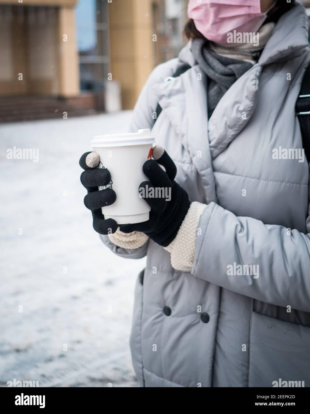 Girl holding coffee cup in her hand Stock Photo - Alamy