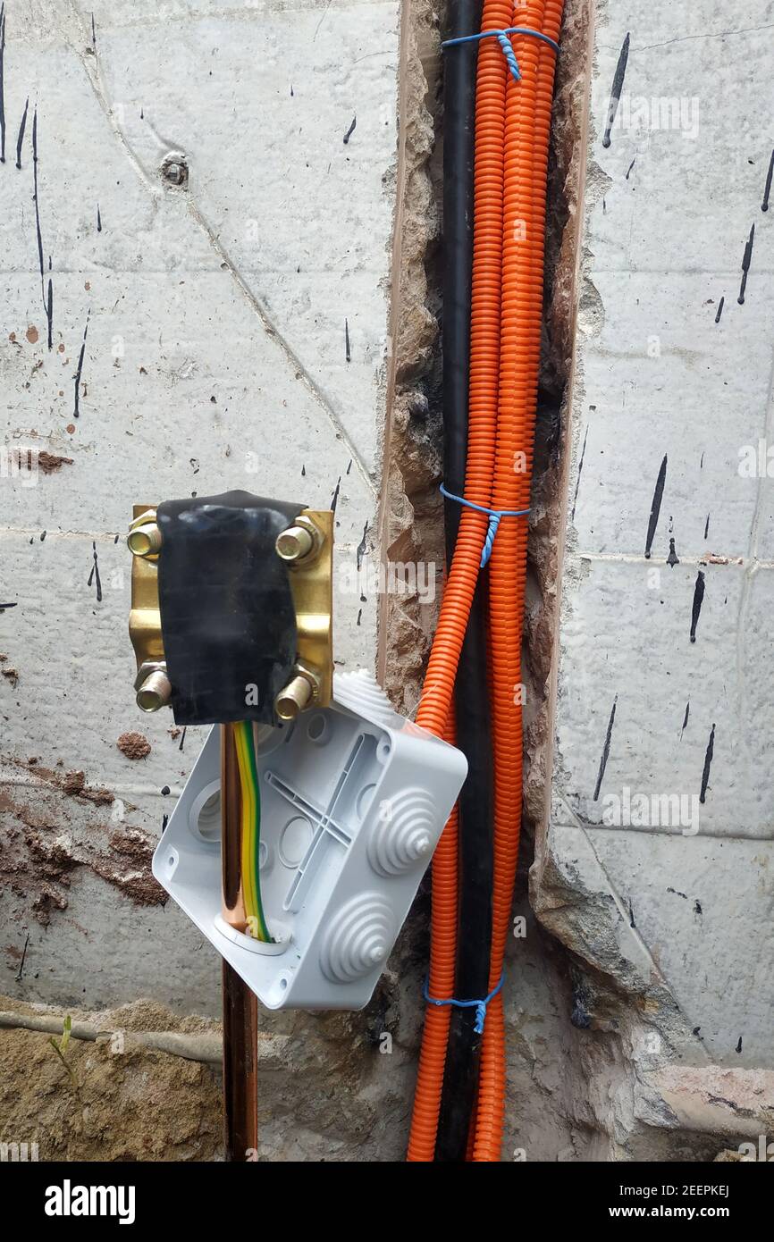 Auxiliary electrical connection to earth or its equivalent of metal non ...