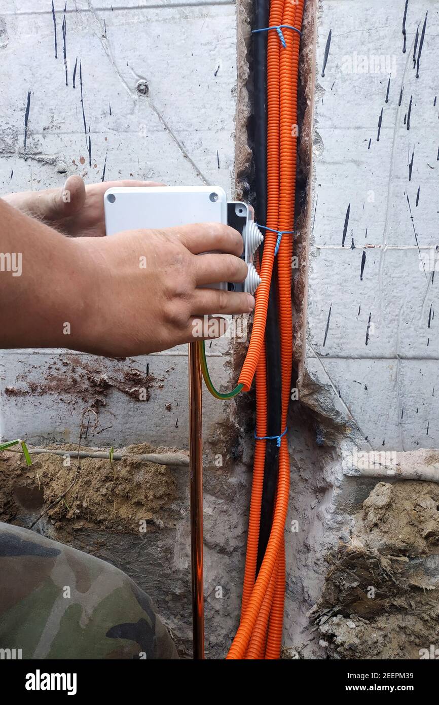 Auxiliary electrical connection to earth or its equivalent of metal non ...