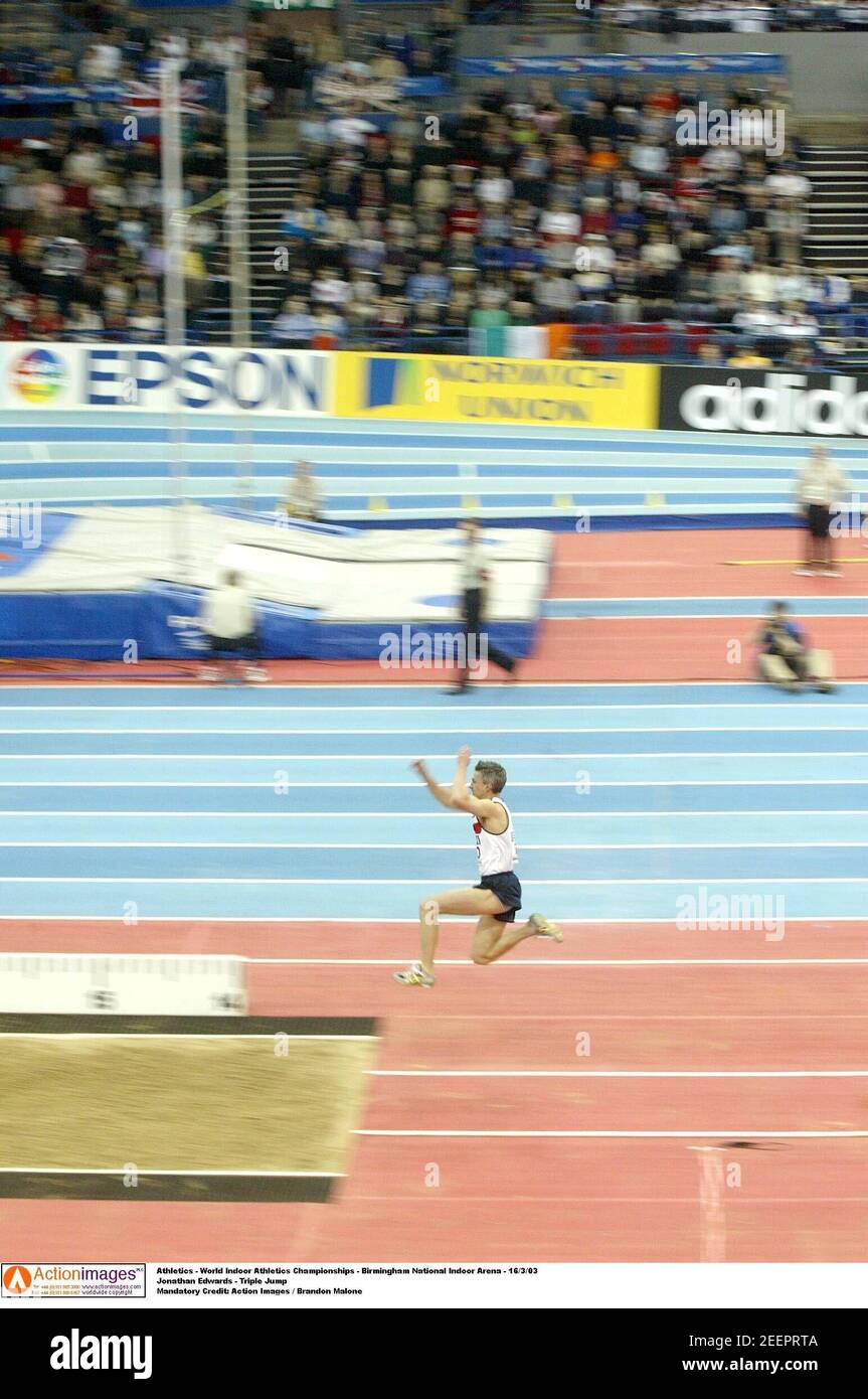 Sport athletics triple jump action jonathan edwards hi-res stock ...