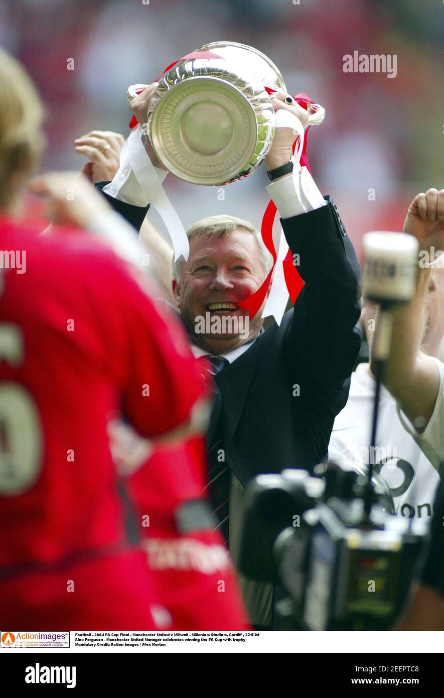 Manchester united manager alex ferguson with fa cup trophy hi-res stock ...