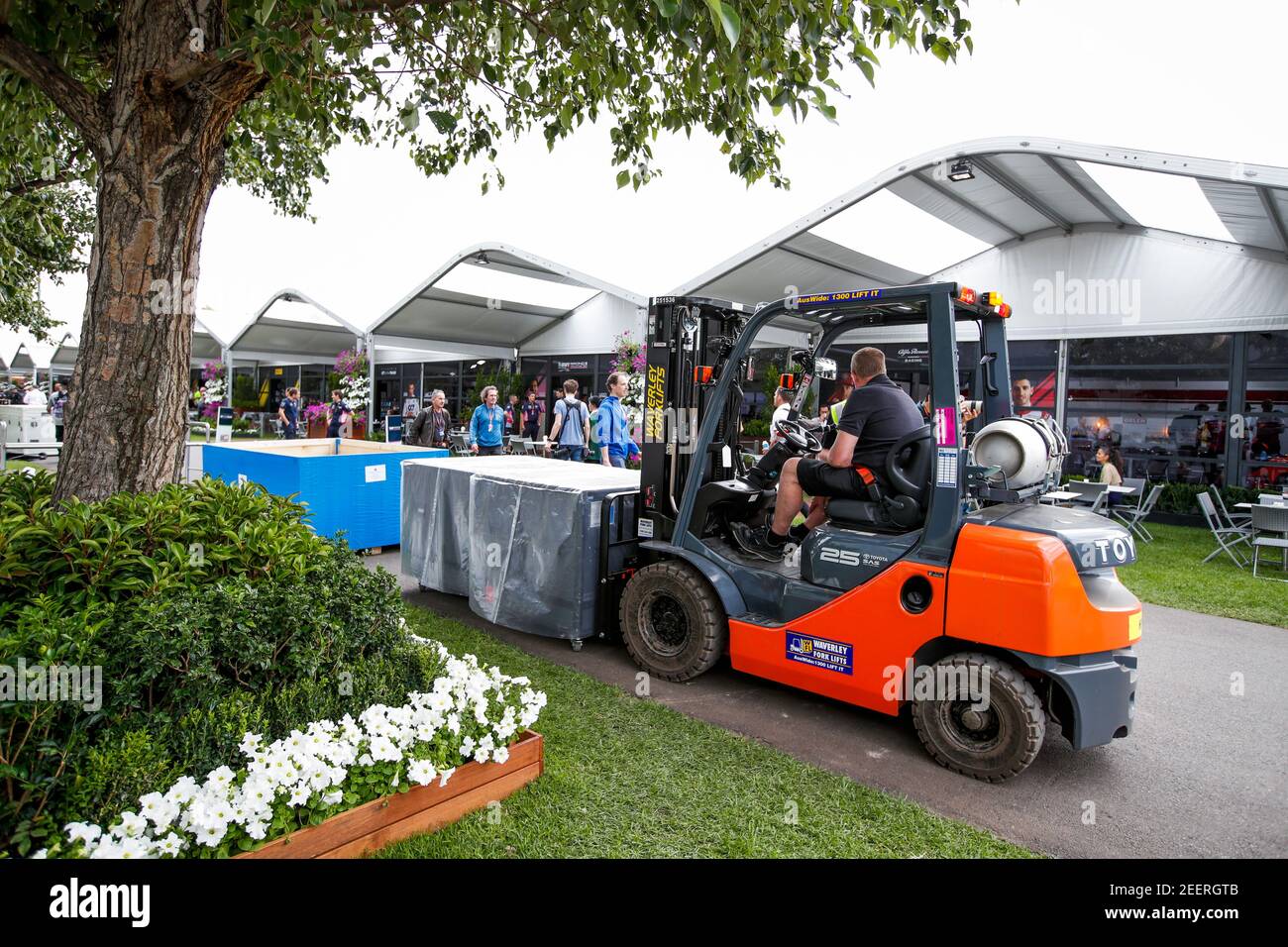 Teams packing in the paddock during the Formula 1 Rolex Australian ...