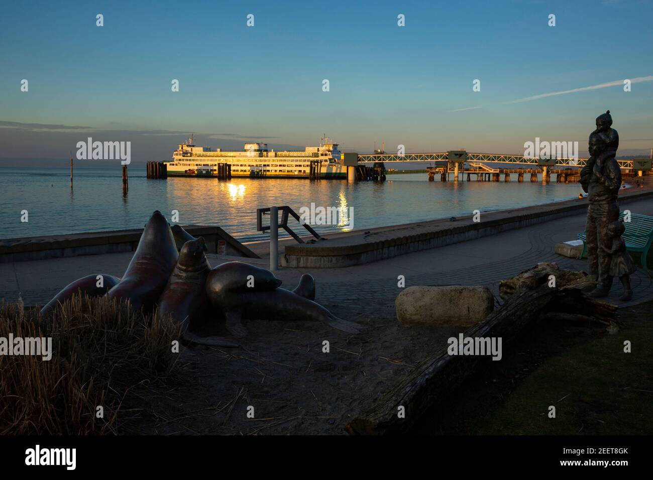 WA19191-00...WASHINGTON - Late afternoon along the Edmonds Waterfront ...