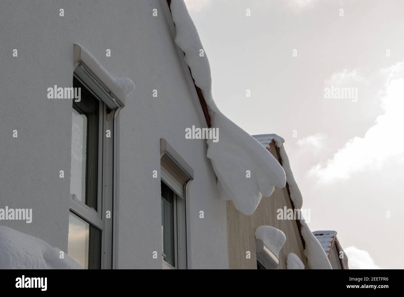 Roof overhang hi-res stock photography and images - Alamy