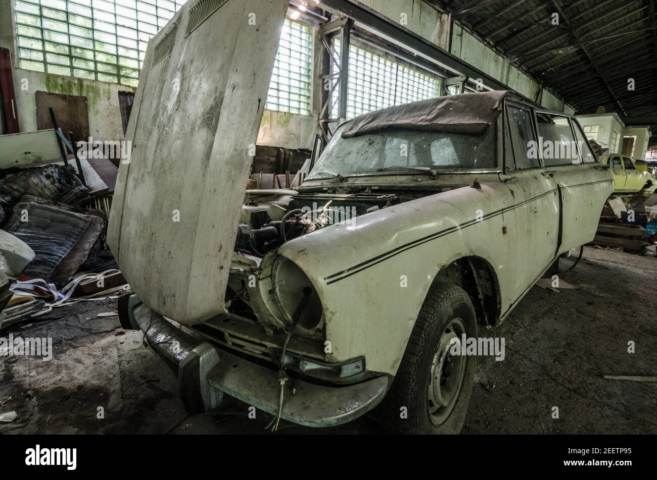 Car with open bonnet hi-res stock photography and images - Alamy