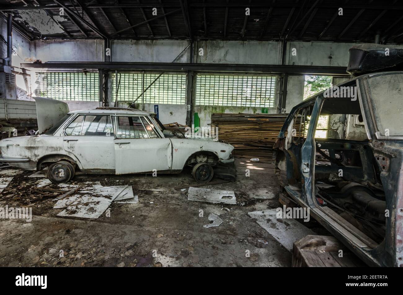Abandoned garage workshop in hi-res stock photography and images - Alamy
