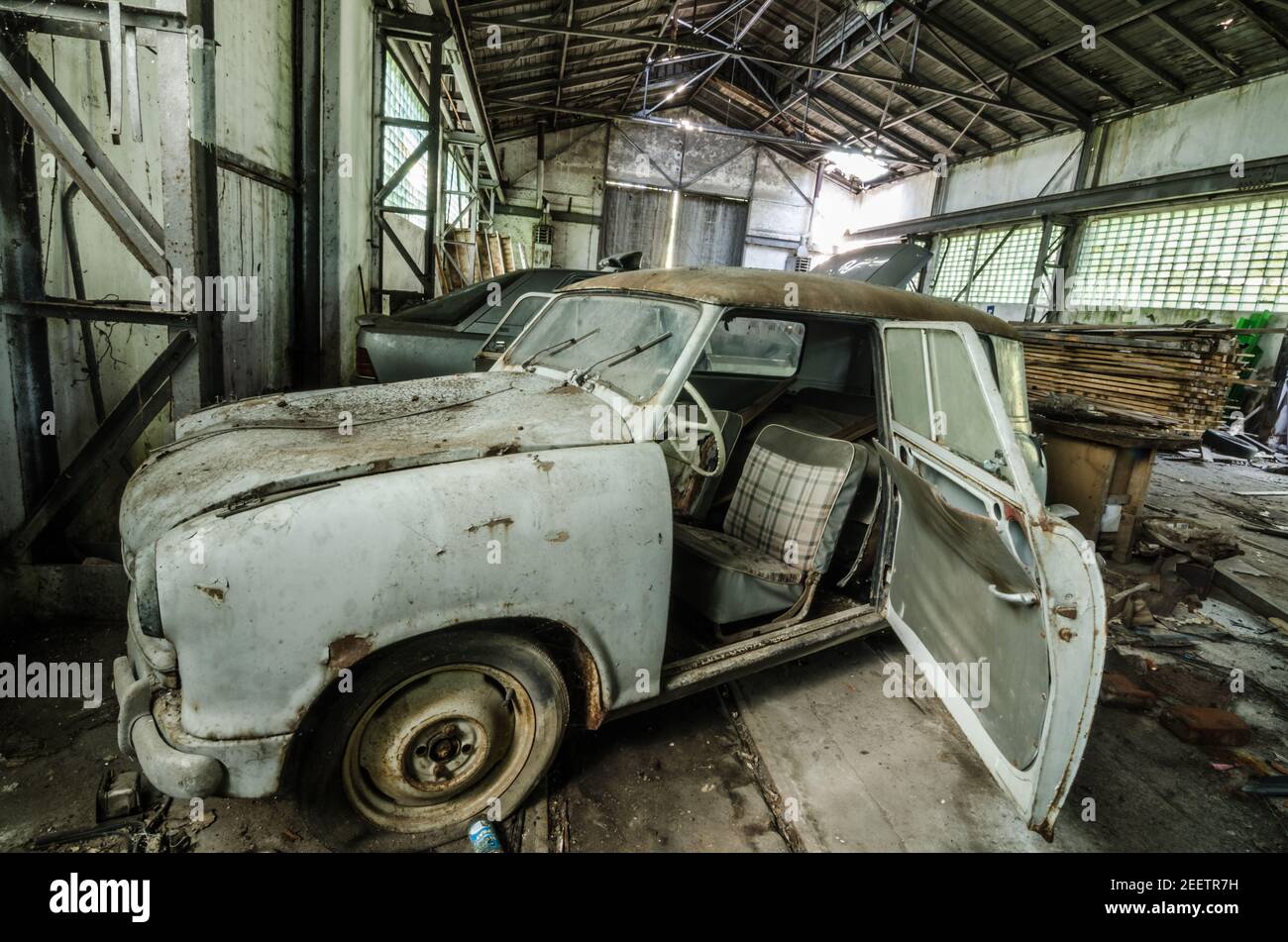old classic car door wide open Stock Photo - Alamy