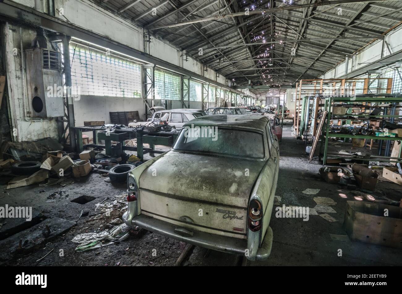 Old garage workshop hi-res stock photography and images - Alamy