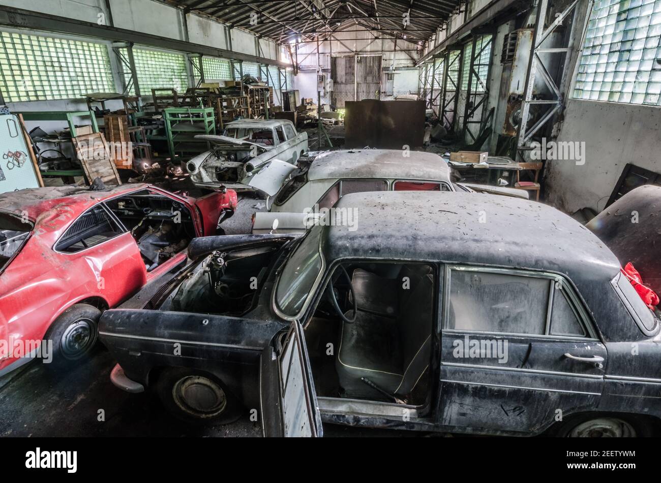 old forgotten classic cars Stock Photo - Alamy