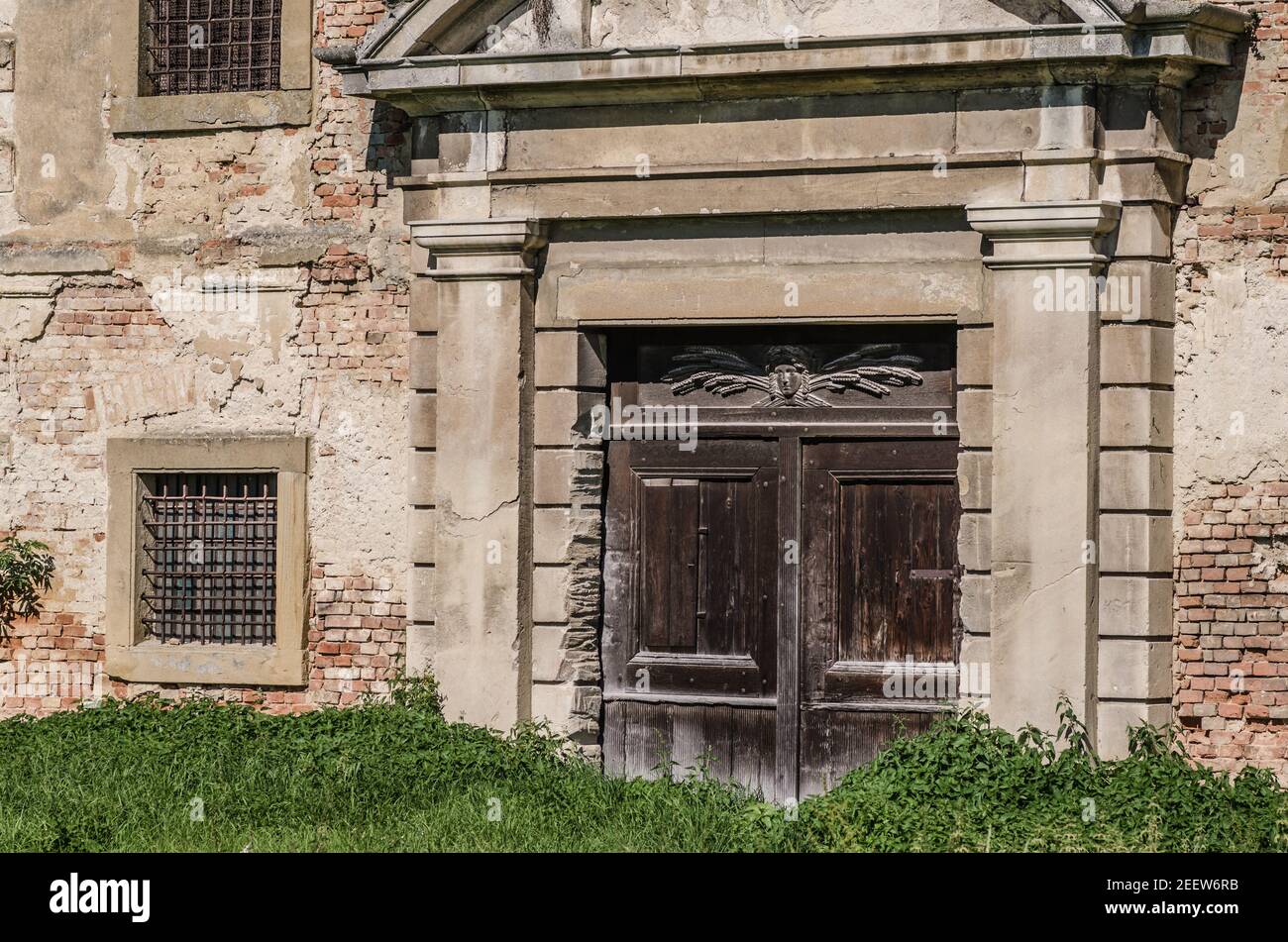 entrance of old castle building Stock Photo - Alamy