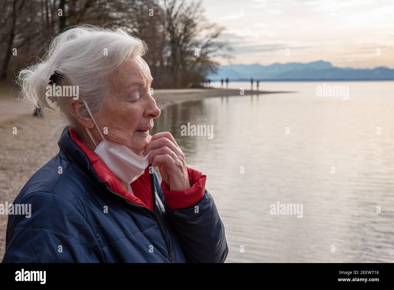 Senior mask hi-res stock photography and images - Alamy
