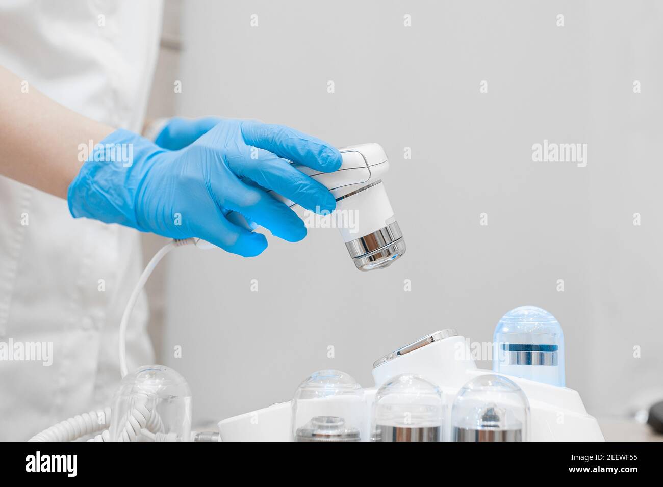 Trichologist with a trichoscope in his hand close-up. Trichology ...