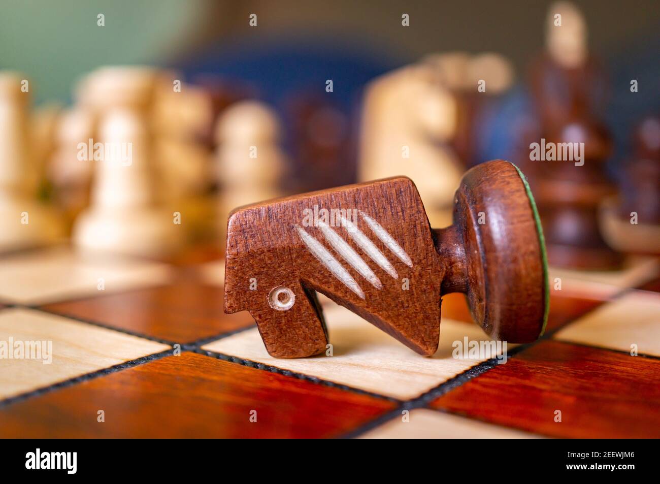 Fallen chess knight piece on a chessboard Stock Photo - Alamy