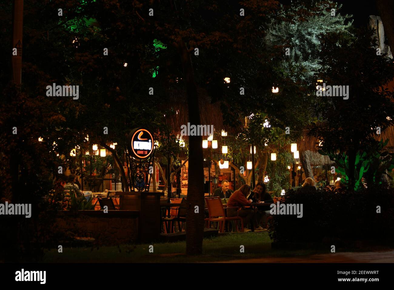Outdoor dining restaurant at night Stock Photo - Alamy