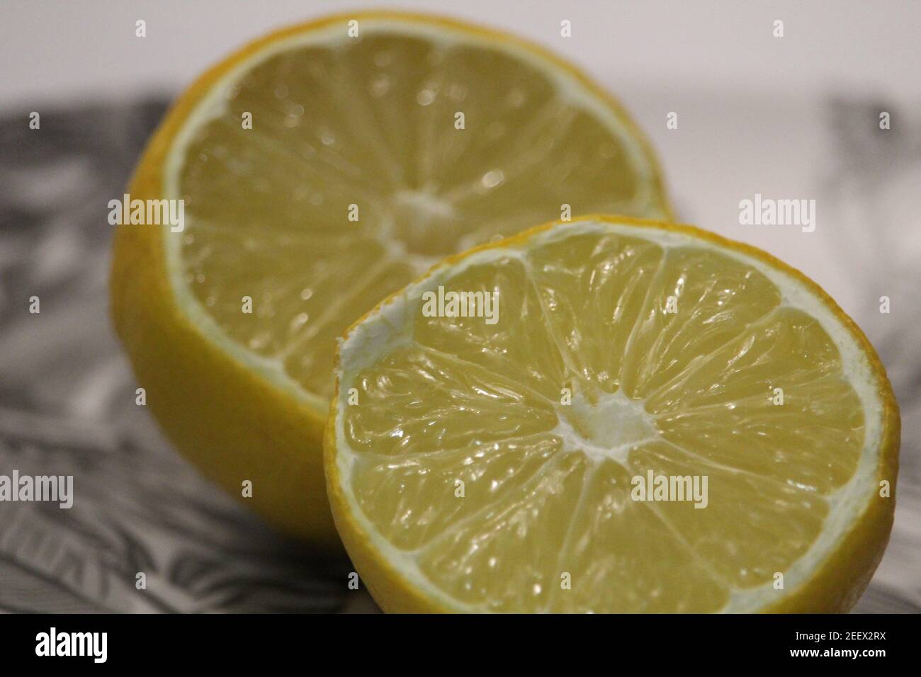 Closeup of a juicy lemon divided into two parts Stock Photo - Alamy