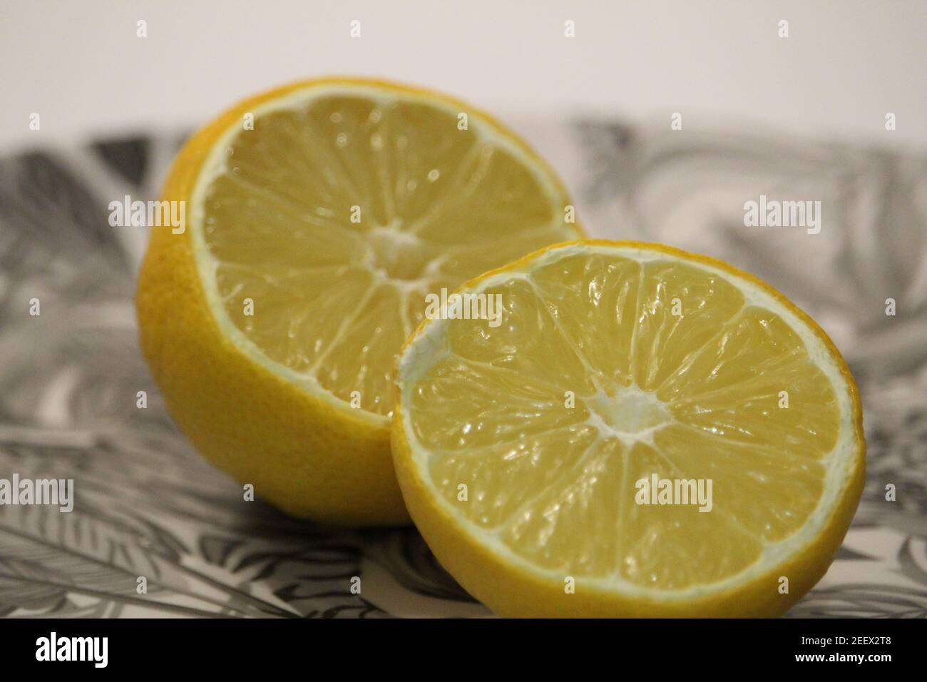 Closeup of a juicy lemon divided into two parts Stock Photo - Alamy