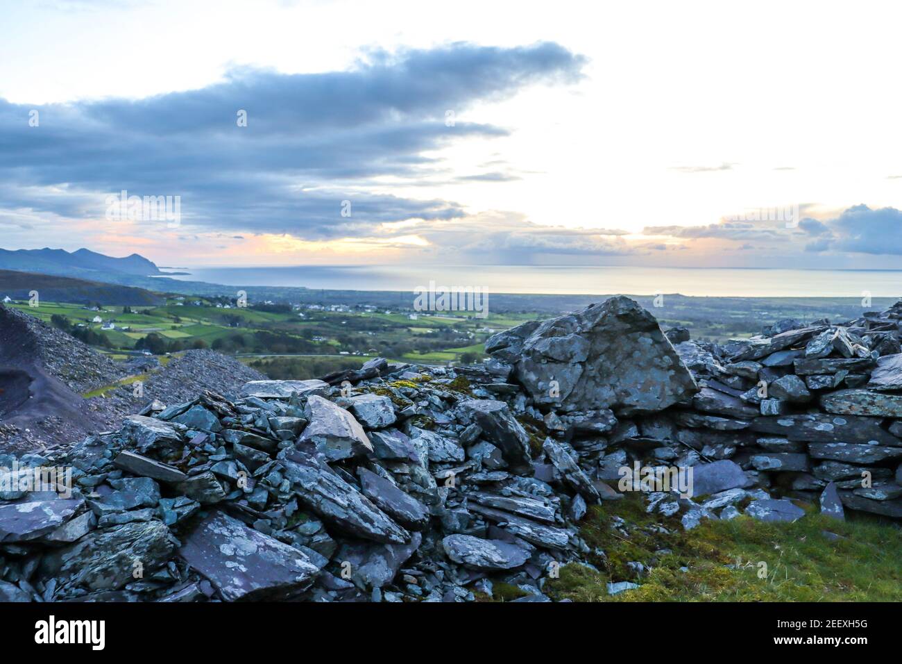 Evening sky view from Quarrymen path moel tryfan Slate quarry ...