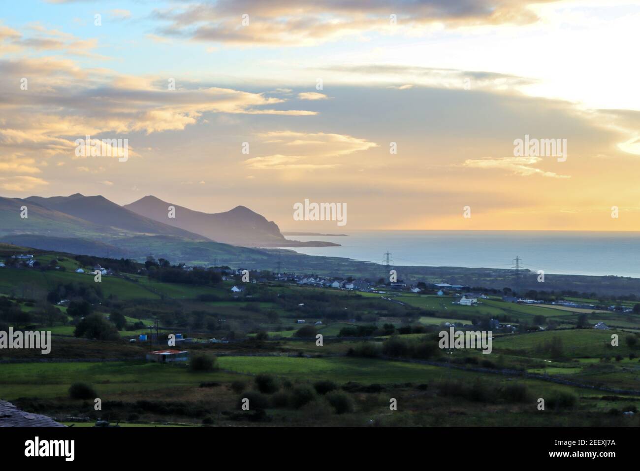 Evening sky view from Quarrymen path moel tryfan Slate quarry ...