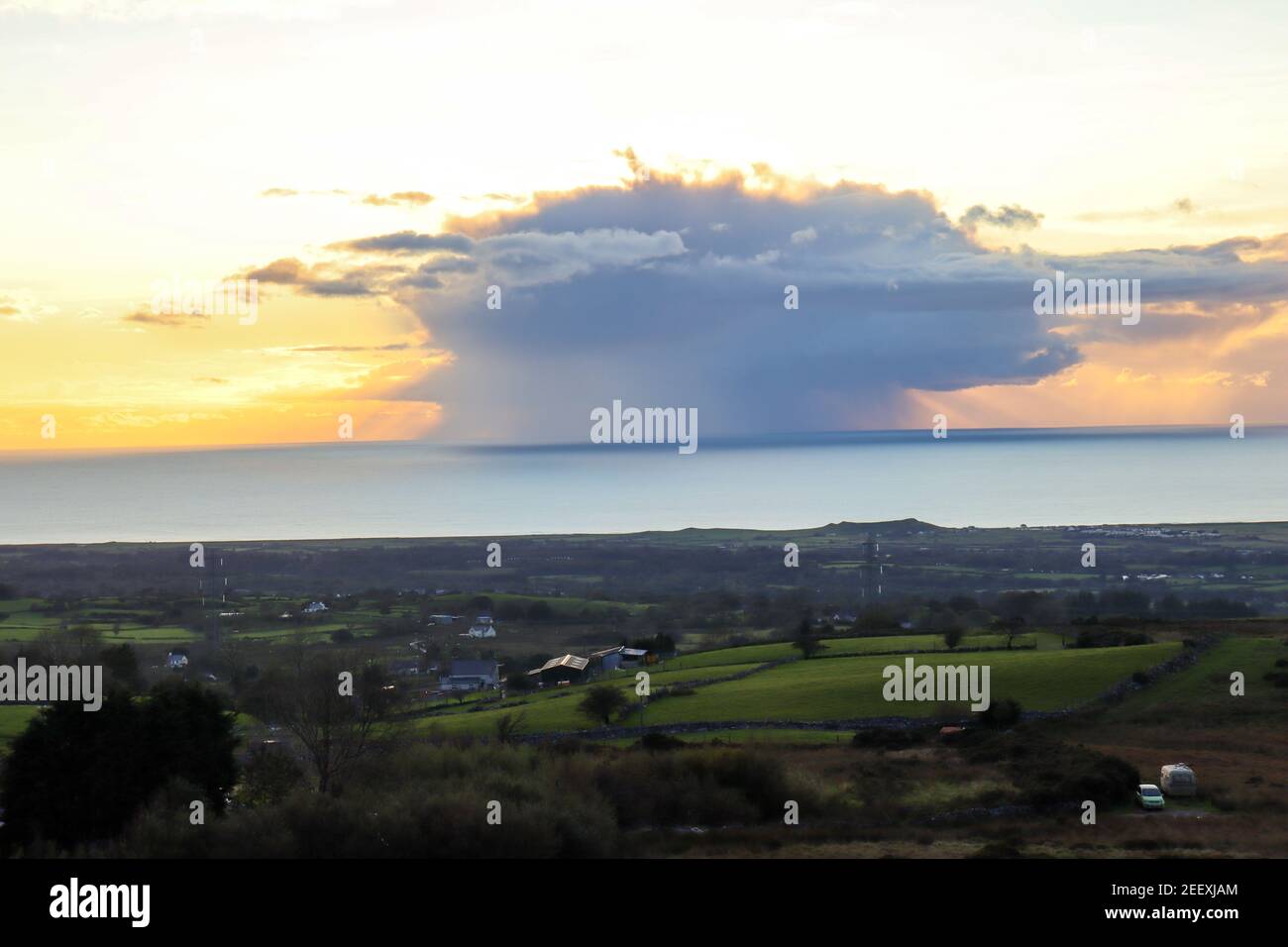 Evening sky view from Quarrymen path moel tryfan Slate quarry ...
