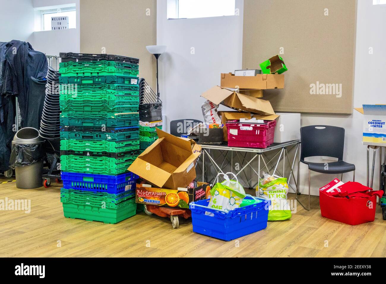 Empty foodbank hi-res stock photography and images - Alamy