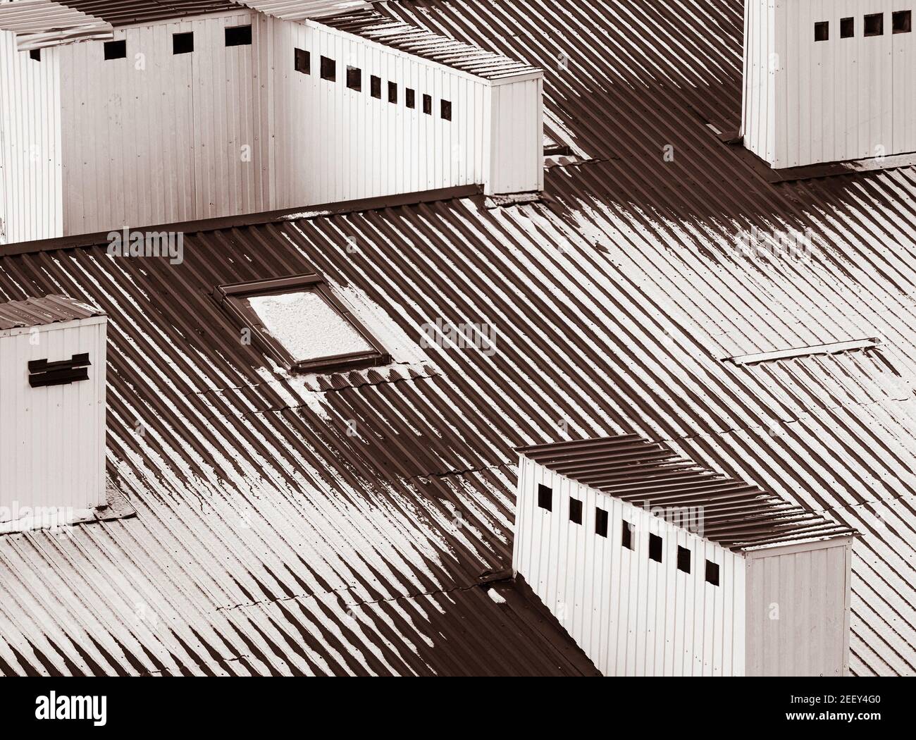 Snowy rooftop hi-res stock photography and images - Alamy