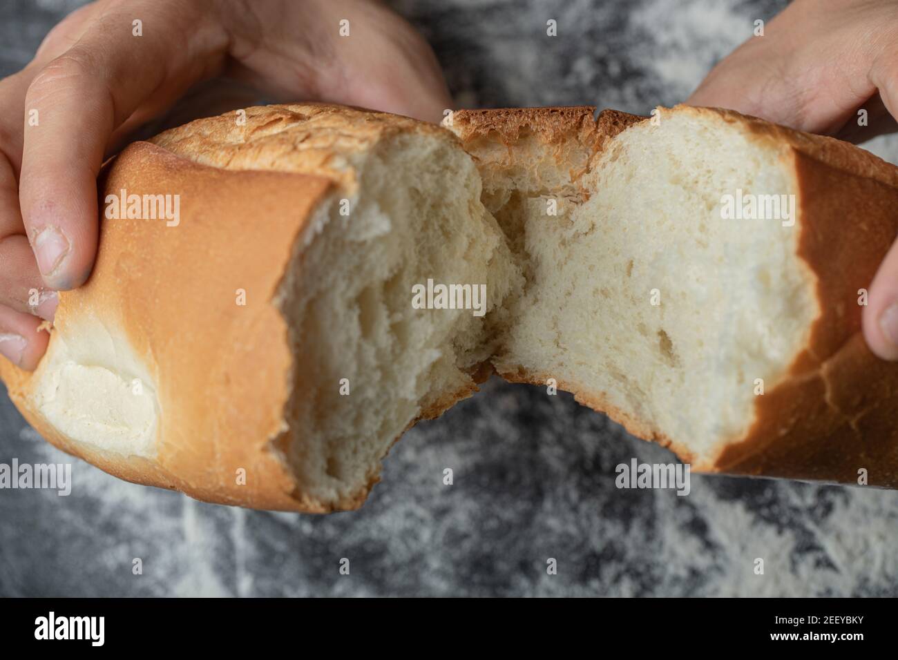 Breaking of bread hi-res stock photography and images - Alamy