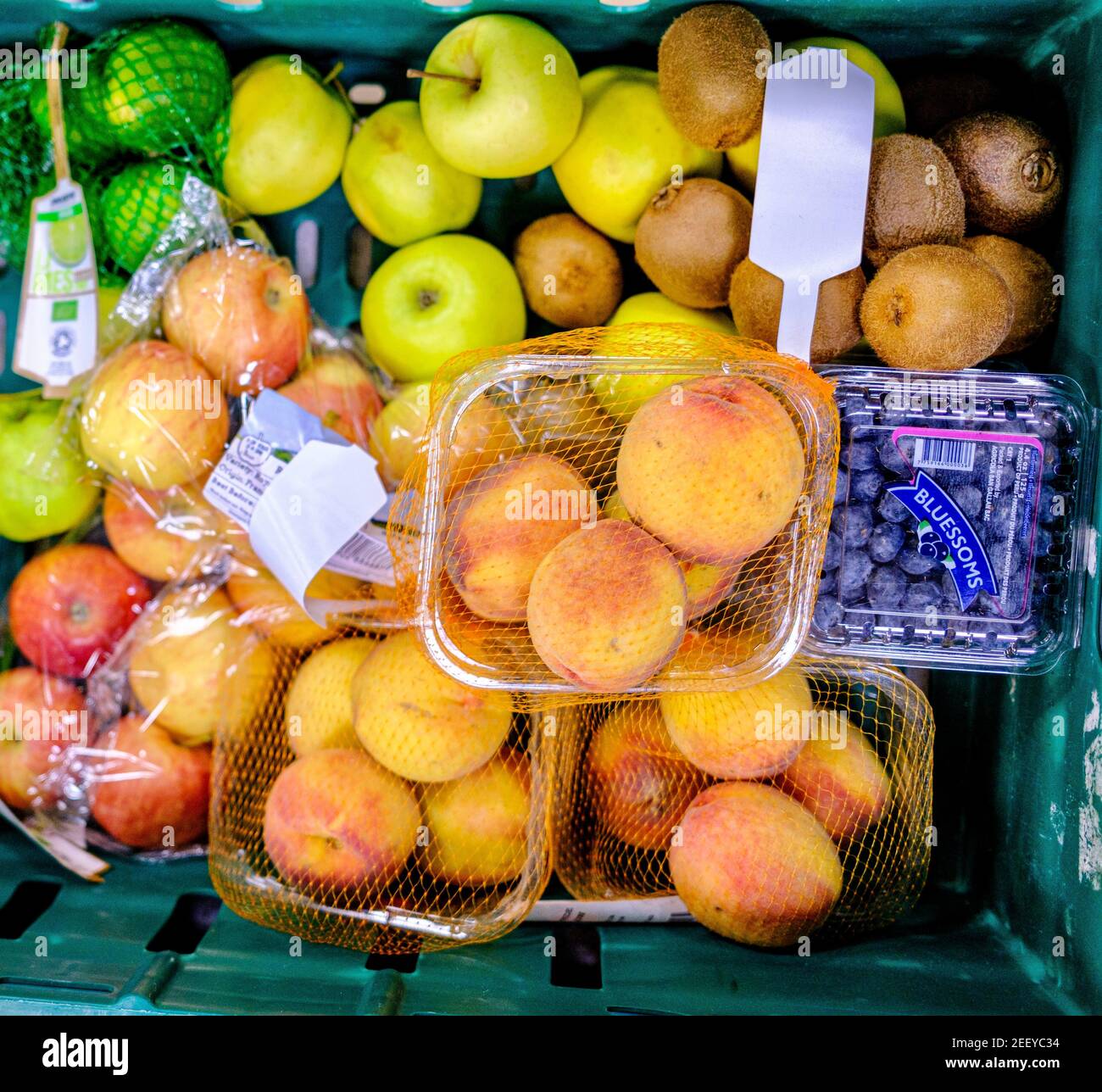 Green crate hi-res stock photography and images - Alamy