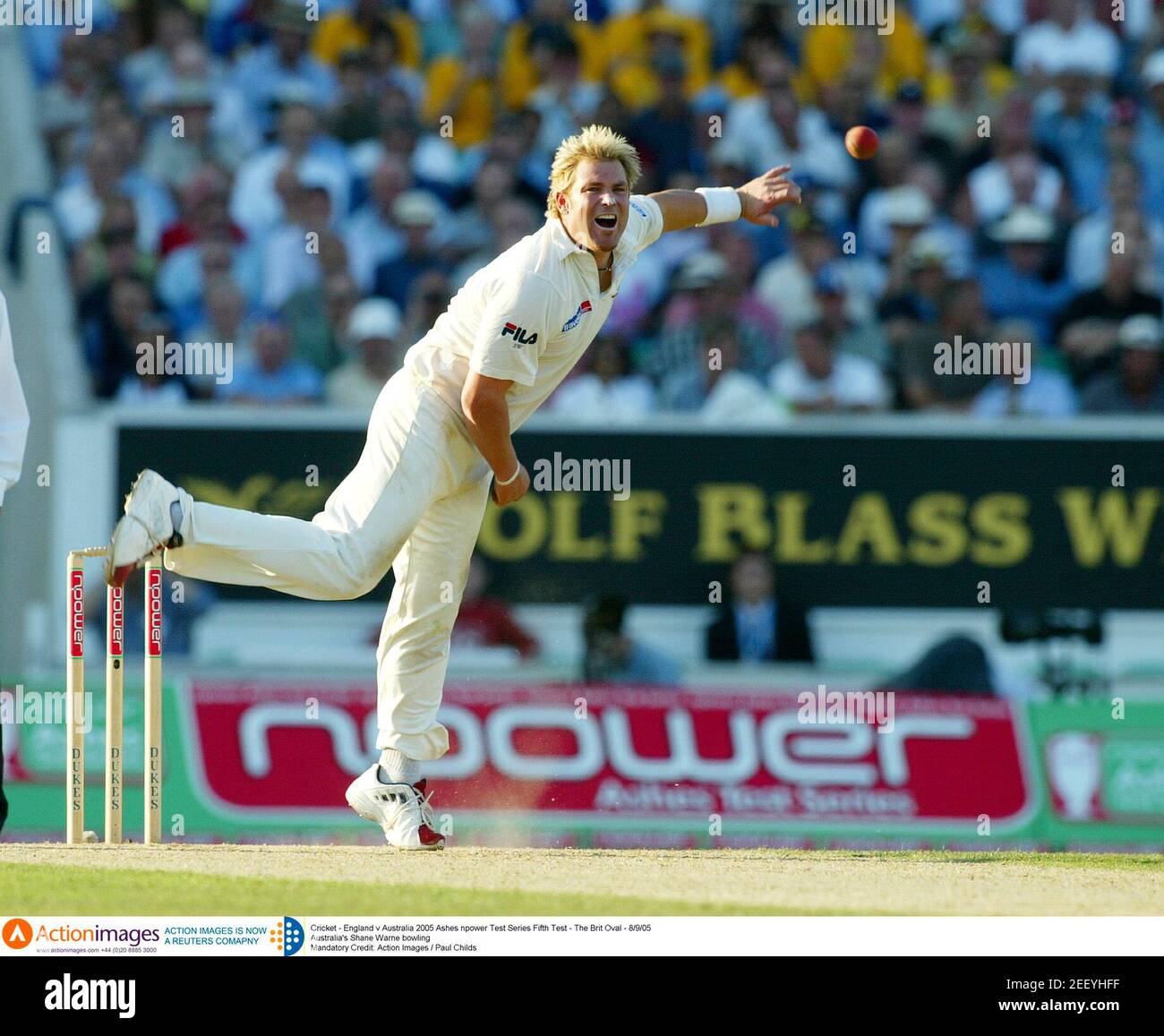 Bowling sport cricket action shane warne hi-res stock photography and ...