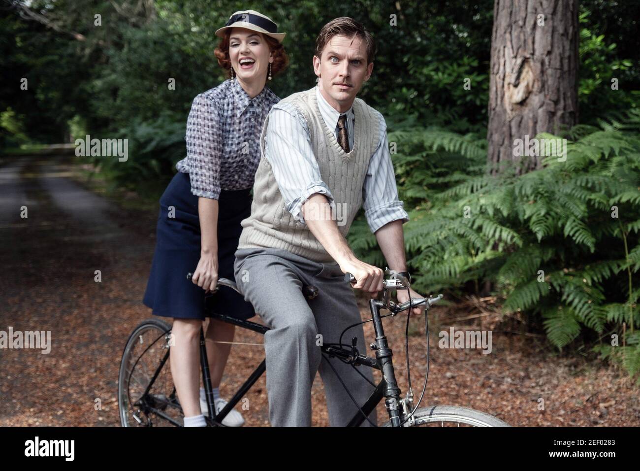 BLITHE SPIRIT, from left: Isla Fisher, Dan Stevens, 2020. ph: Angus ...