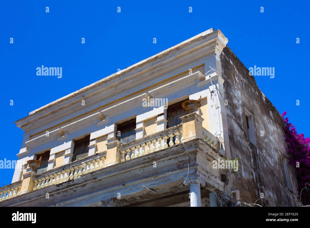 Spanish style residential building hi-res stock photography and images ...