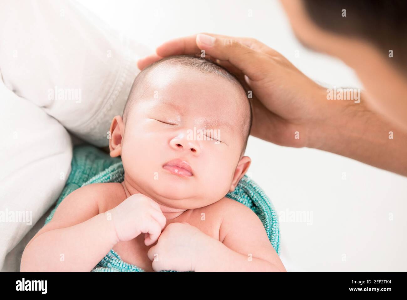 Child touching head hi-res stock photography and images - Alamy